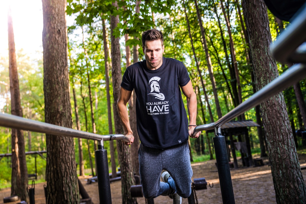 Get Started: Knee Raise Parallel Bars - Gym.com